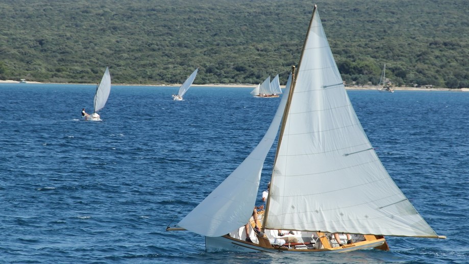 Vintage Boats Storm the Gulf of Trieste - InTrieste